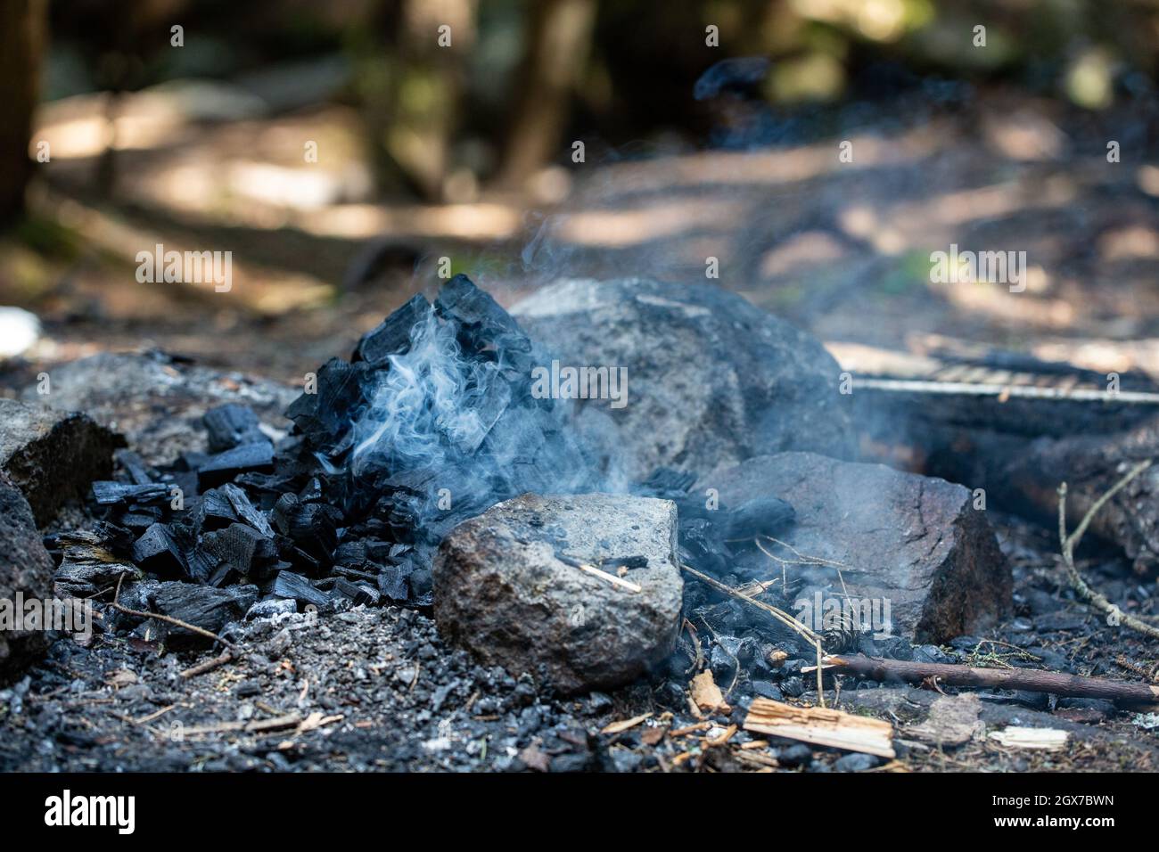 Burning glowing pieces wood hi-res stock photography and images - Alamy