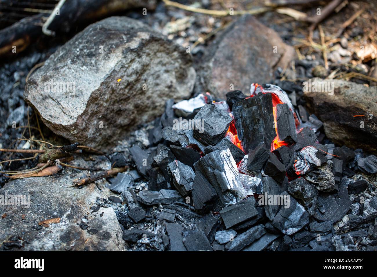 Burning glowing pieces wood hi-res stock photography and images - Alamy