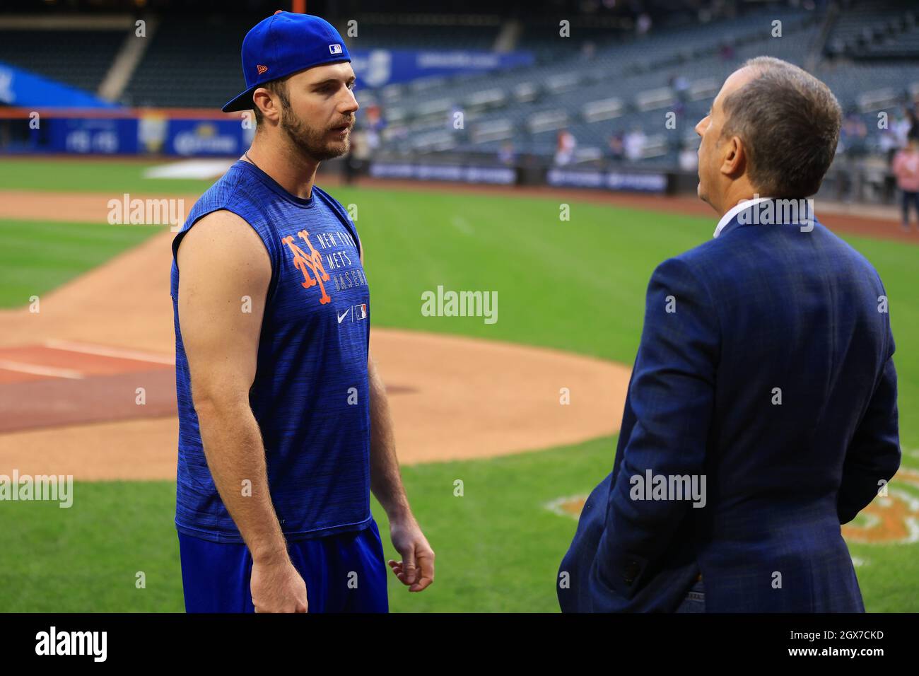 Comedian Jerry Seinfeld chats with New York Mets slugger Pete Alonso on ...