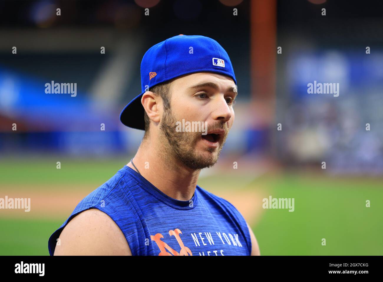 Comedian Jerry Seinfeld chats with New York Mets slugger Pete Alonso on ...