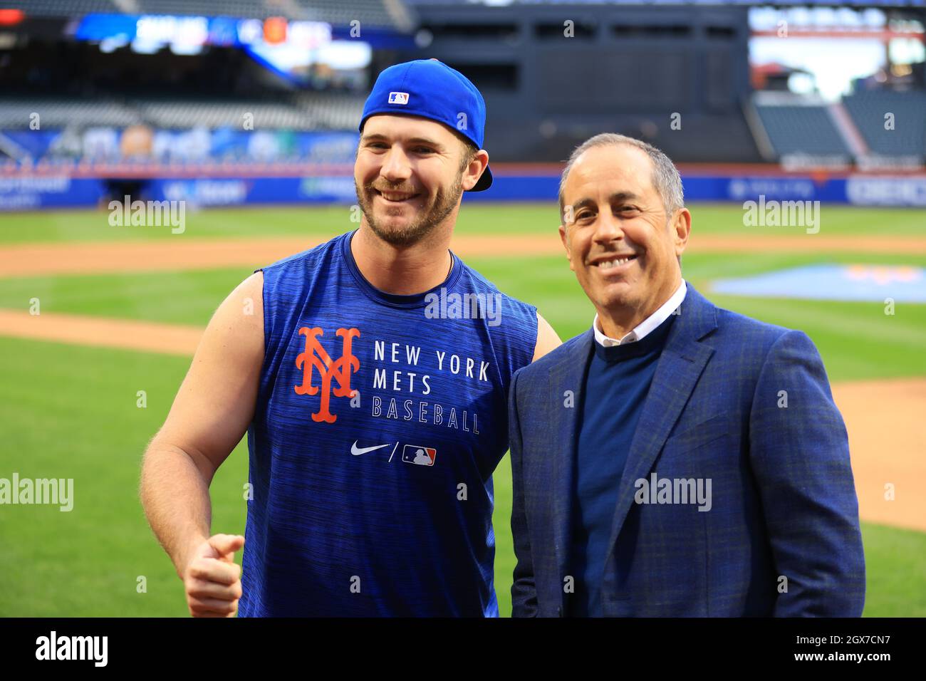 Comedian Jerry Seinfeld chats with New York Mets slugger Pete Alonzo on ...