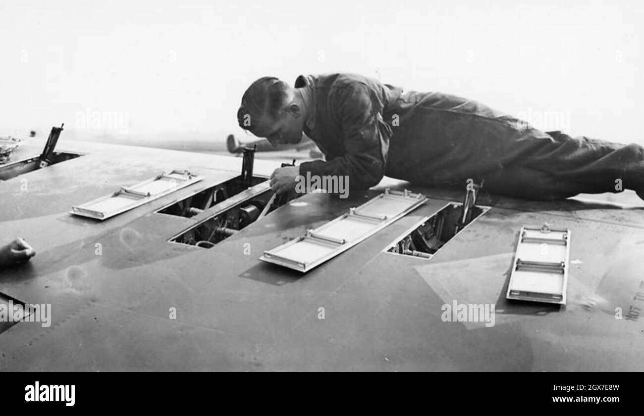 Raf ground crew ww2 hi-res stock photography and images - Alamy