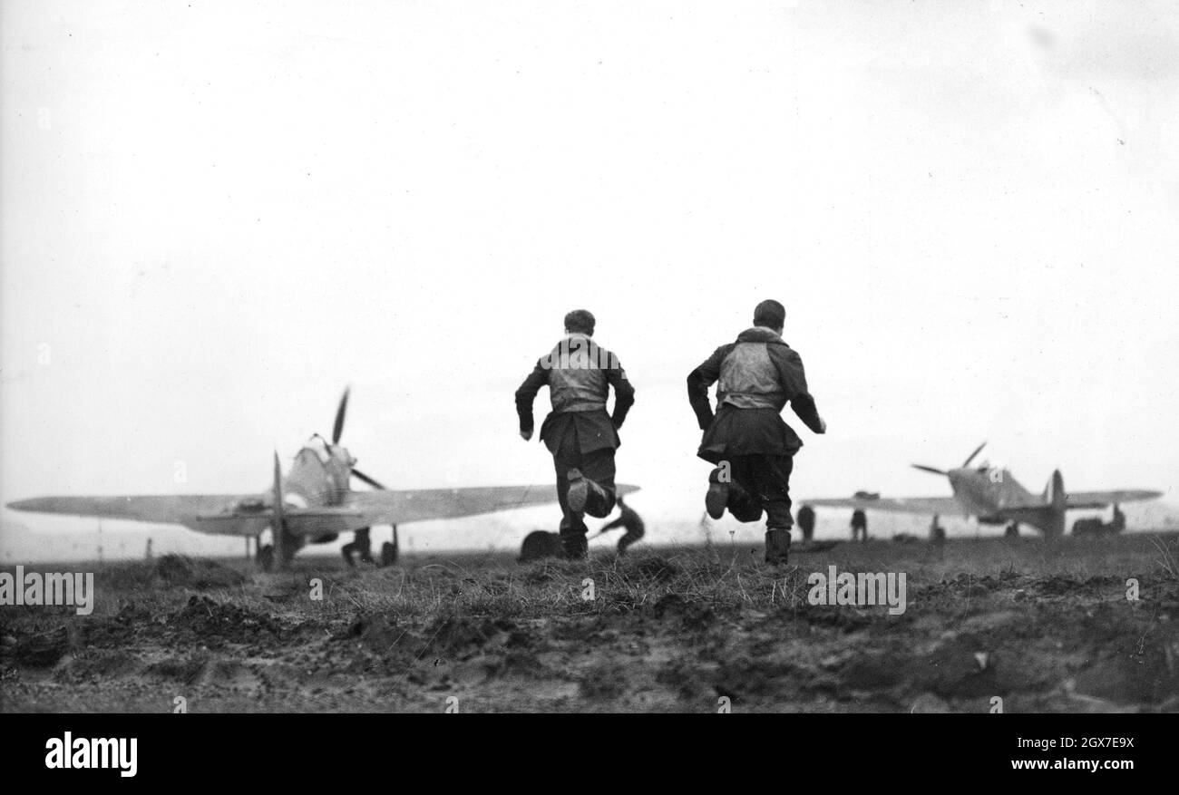 Fighter pilots "scramble" during the Battle of Britain in 1940 Stock ...