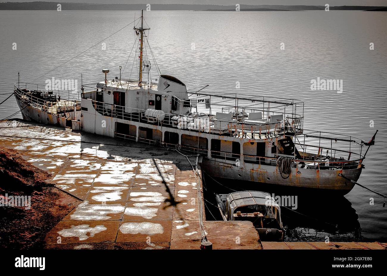 Old ship and tugboat hi-res stock photography and images - Alamy