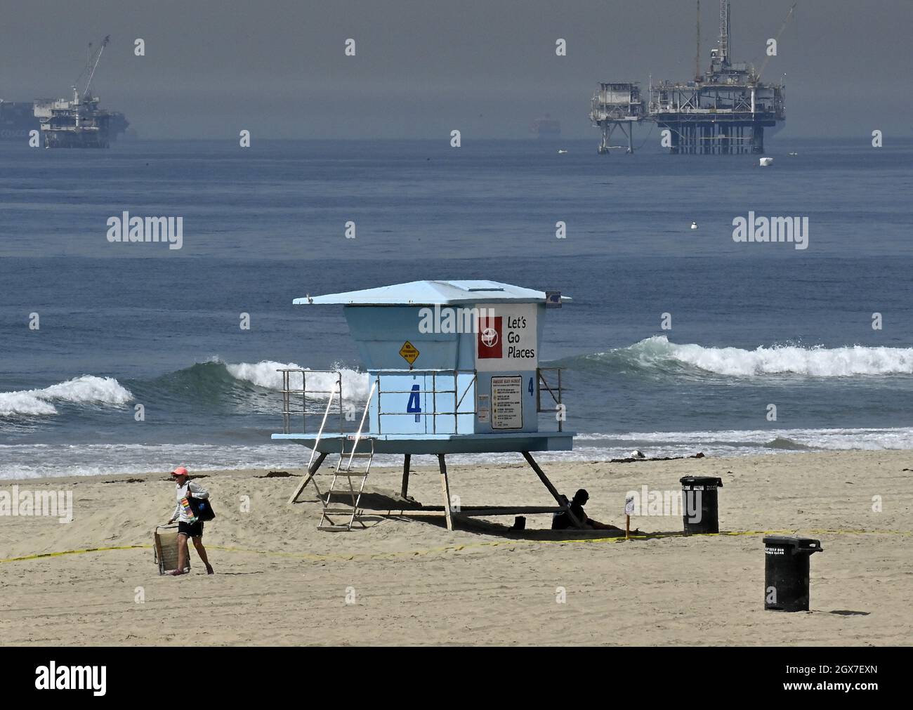 Huntington Beach, United States. 04th Oct, 2021. An oil rig looms over ...