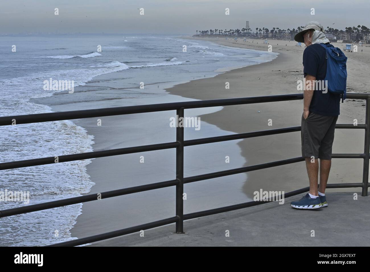 Offshore oil rig off huntington beach hi-res stock photography and ...
