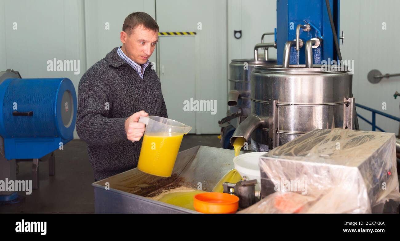 Olive worker hi-res stock photography and images - Alamy