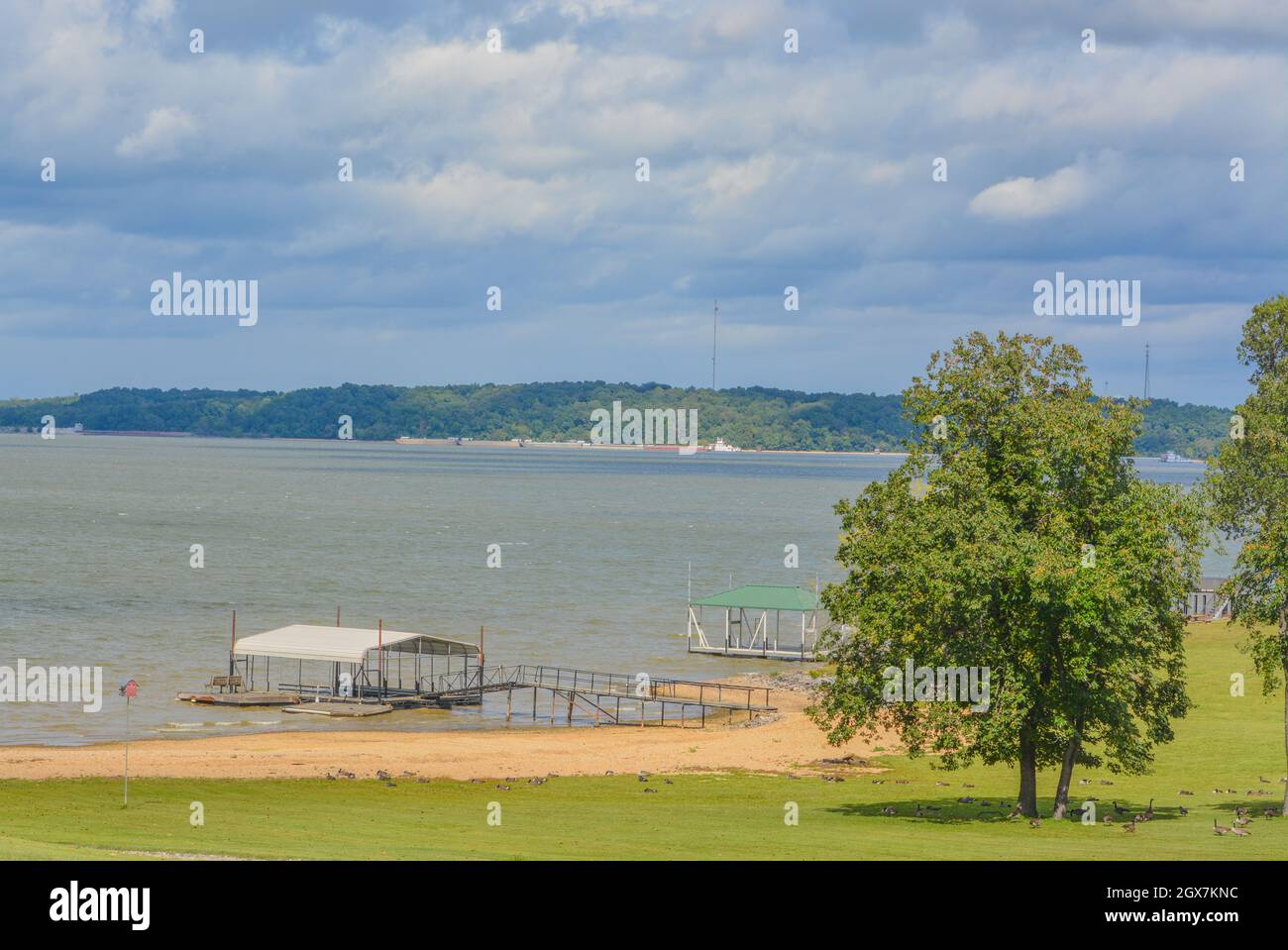 The beautiful recreation lake of Kentucky Lake is a tourist destination ...