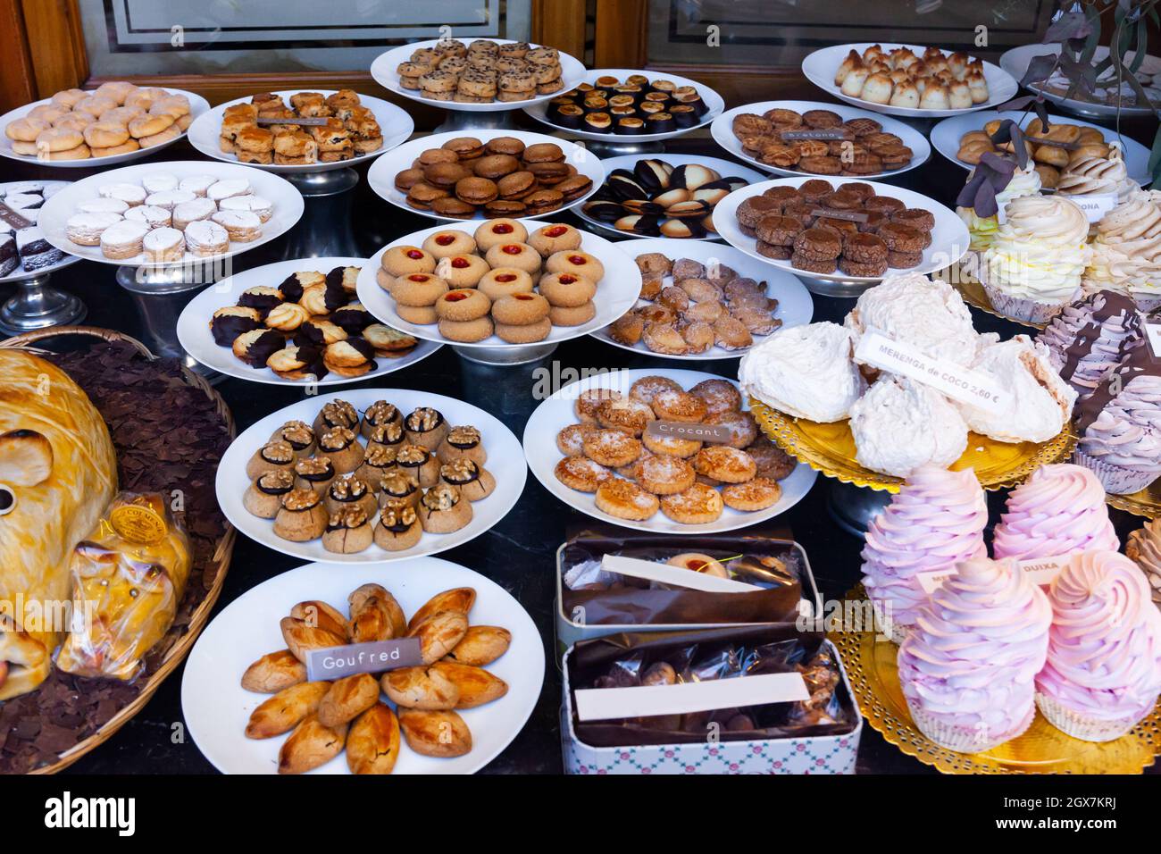 Confectionery shop window - cakes, pastries, desserts Stock Photo - Alamy