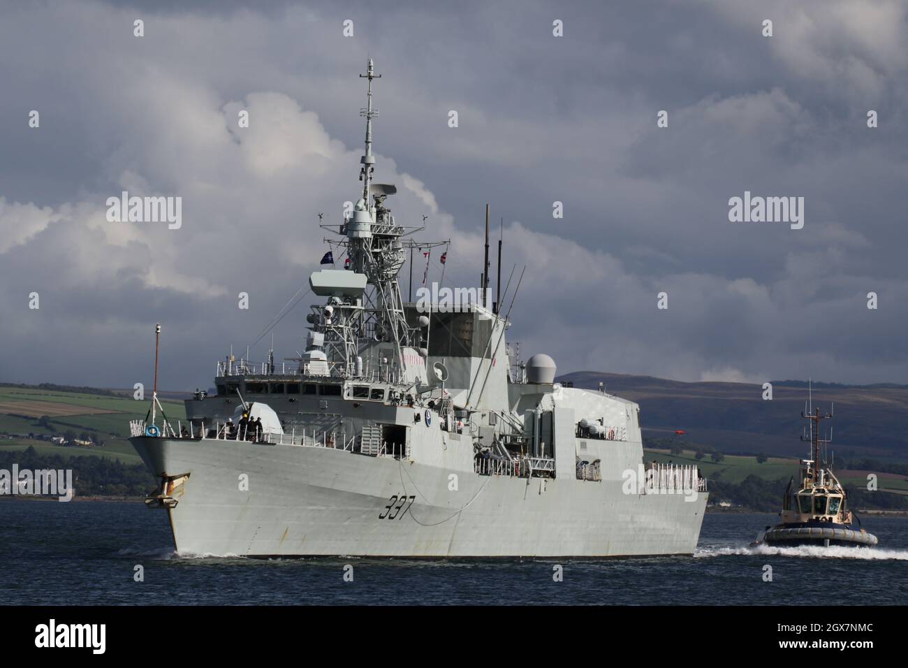 HMCS Fredericton (FFH-337), a Halifax-class (or City-class) frigate of ...