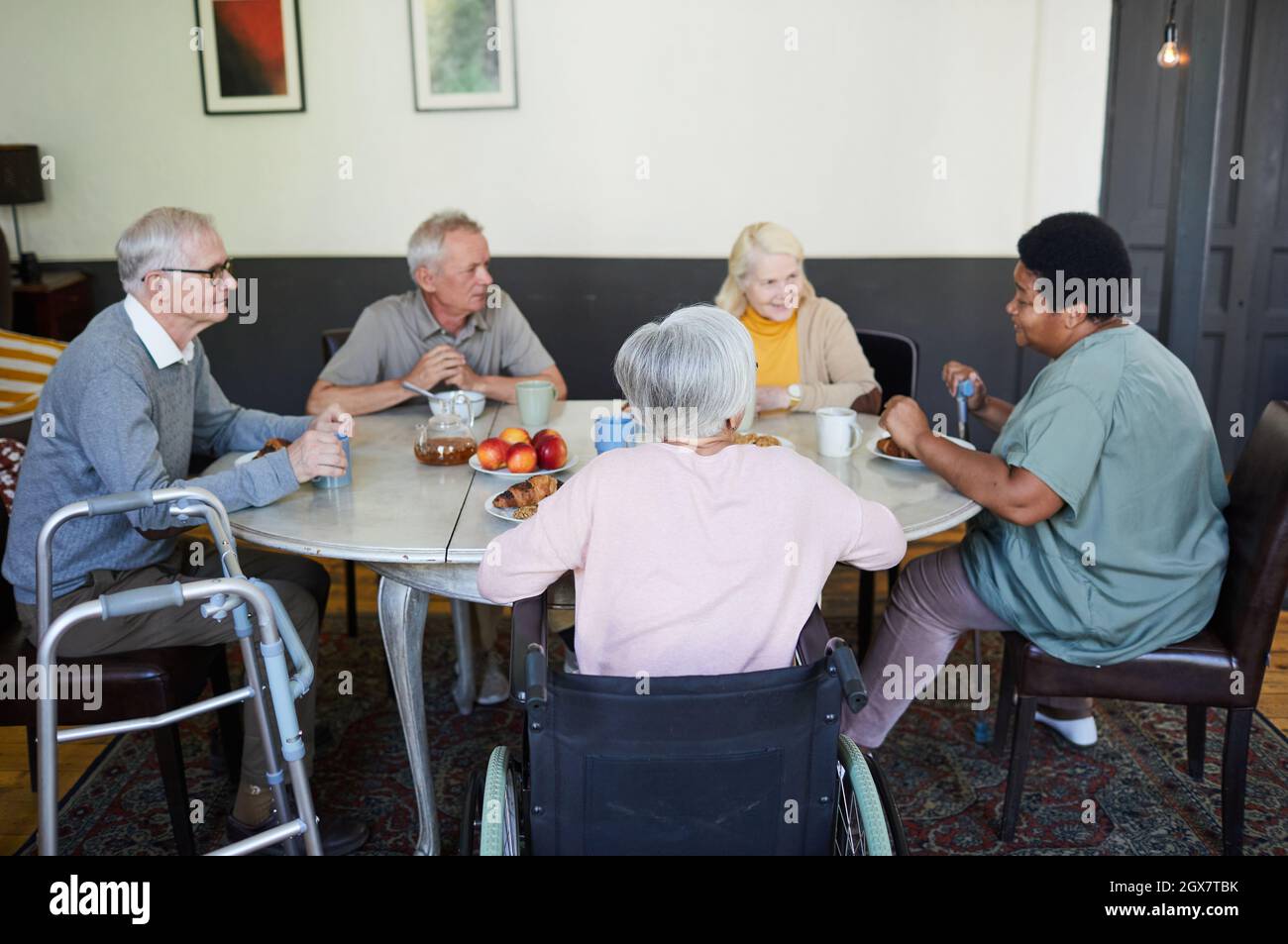 Elderly people eating nursing home hi-res stock photography and images ...