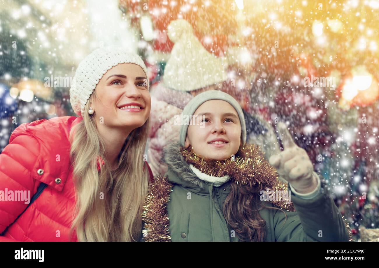 Family spending time at Christmas fair Stock Photo - Alamy