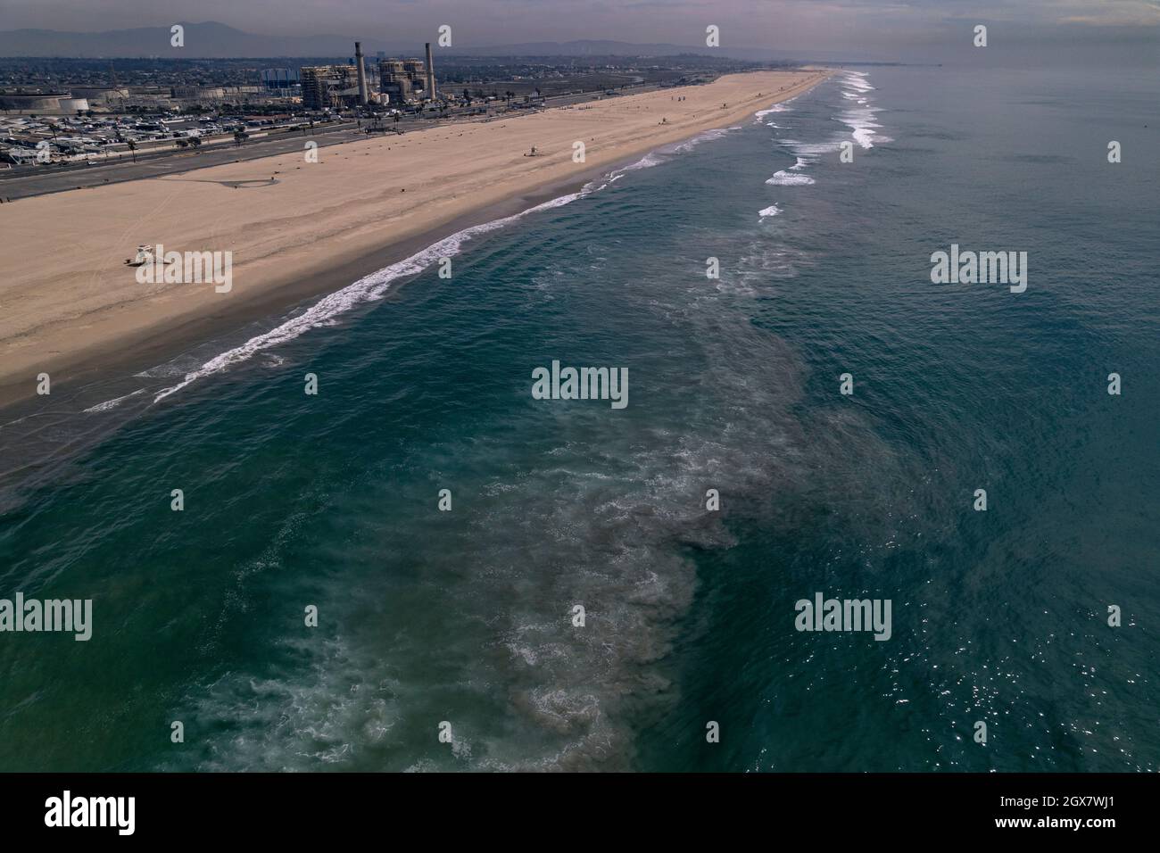Huntington Beach, USA. 04th Oct, 2021. Crude oil spill clean up effort ...