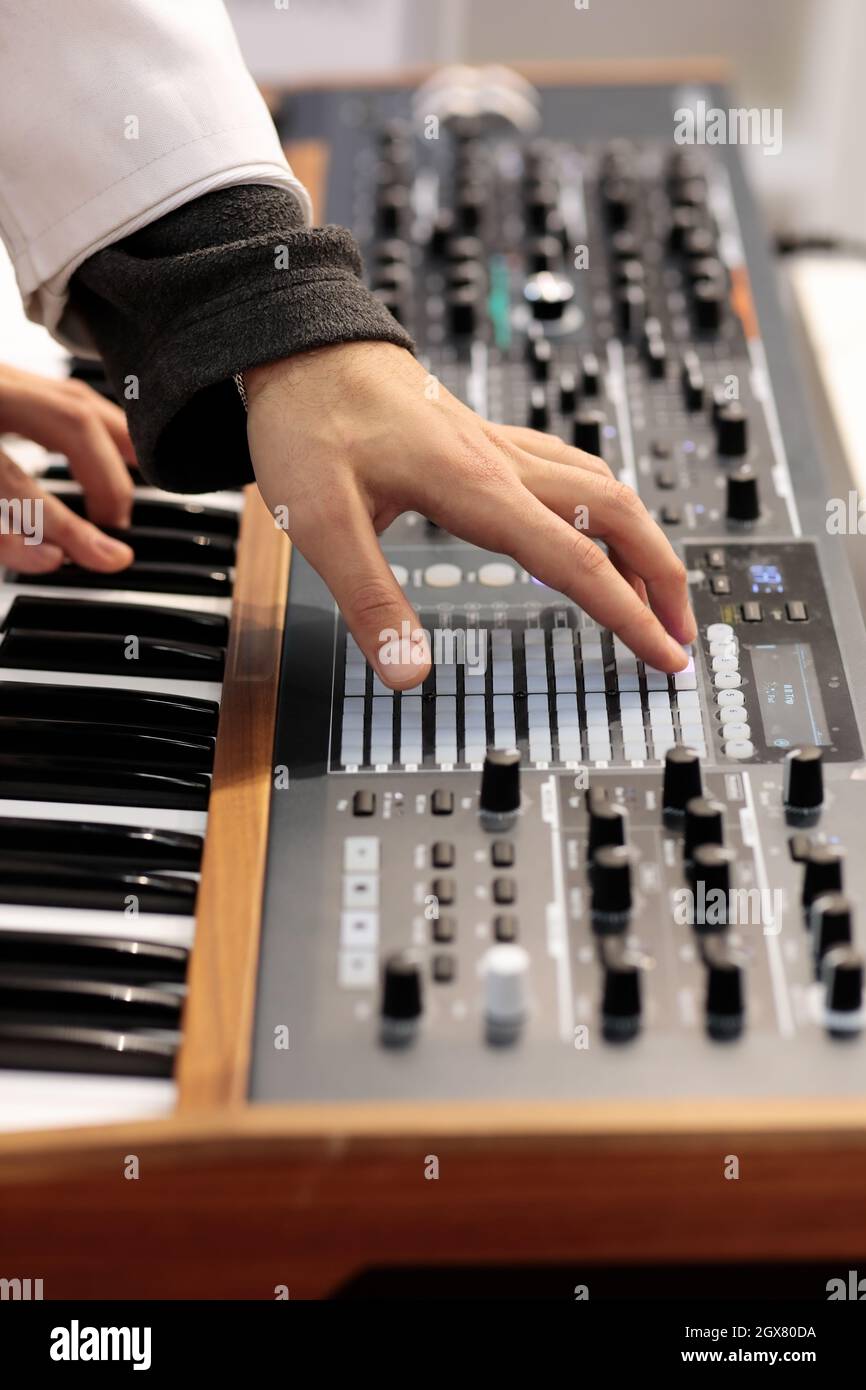 Synthesizer wave hi-res stock photography and images - Alamy