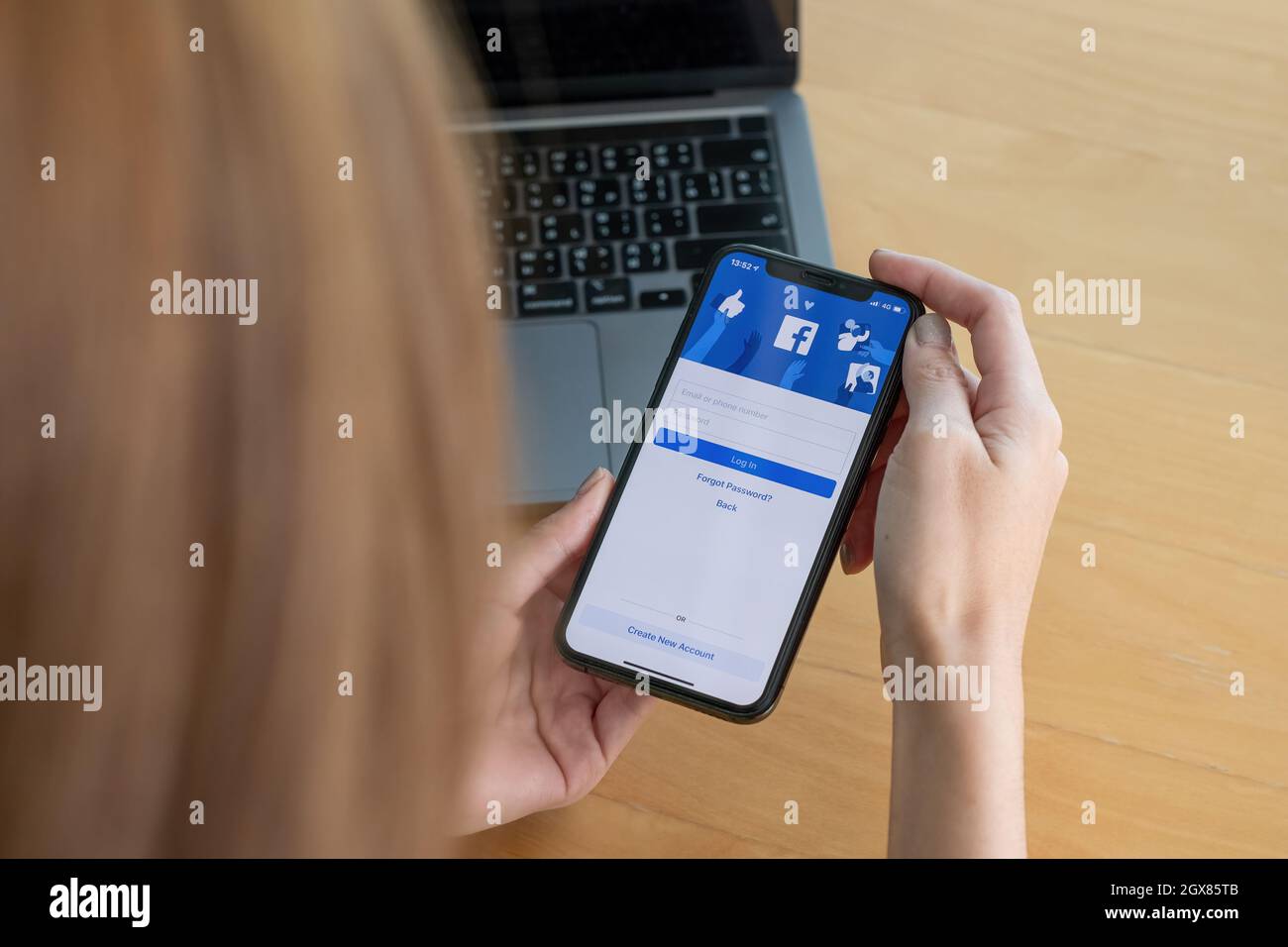 Facebook logo and people hi-res stock photography and images - Alamy