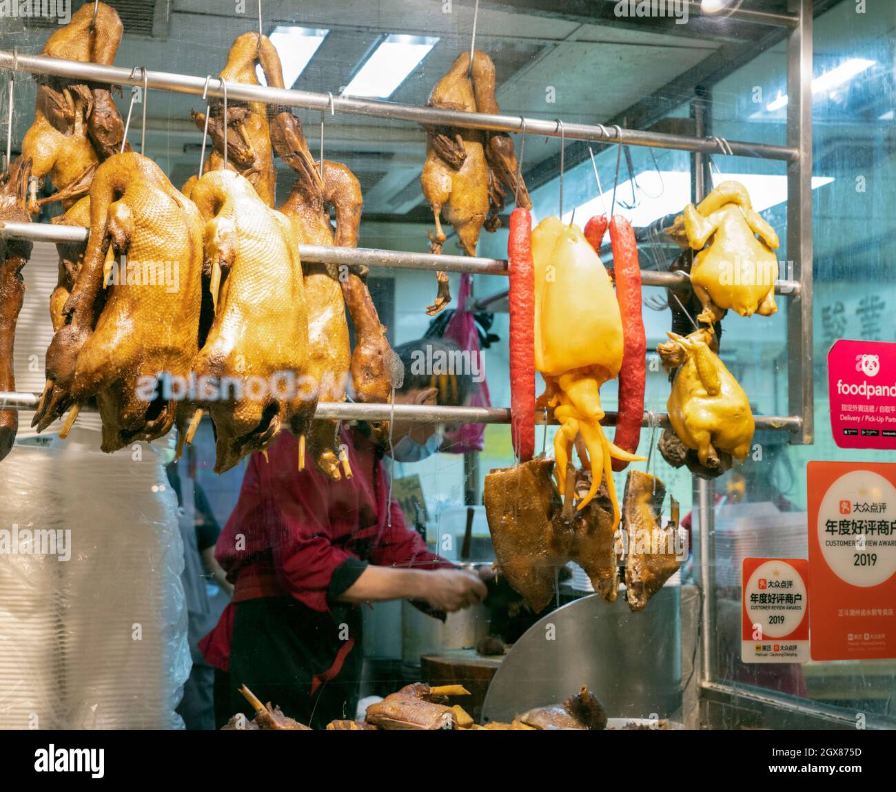 Chinese restaurant window display, Hong Kong, China Stock Photo - Alamy