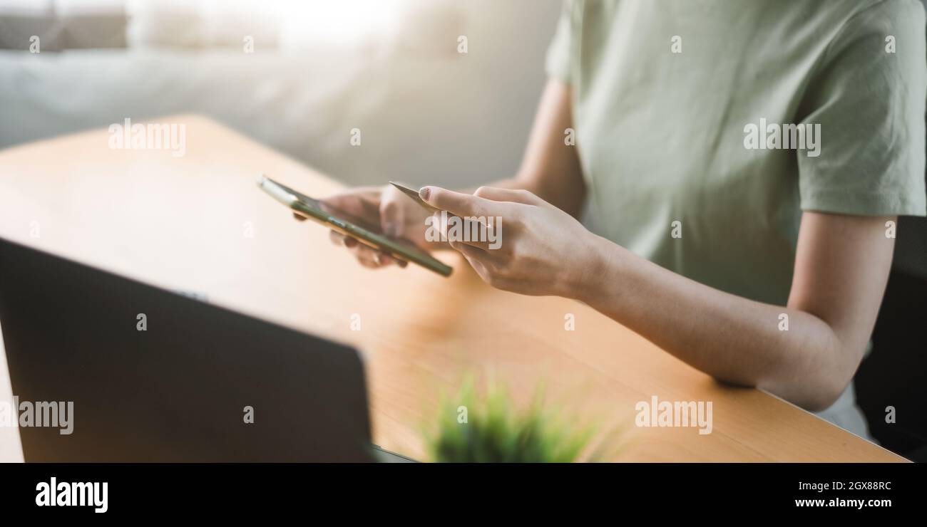 Mobile phone app credit card hi-res stock photography and images - Alamy