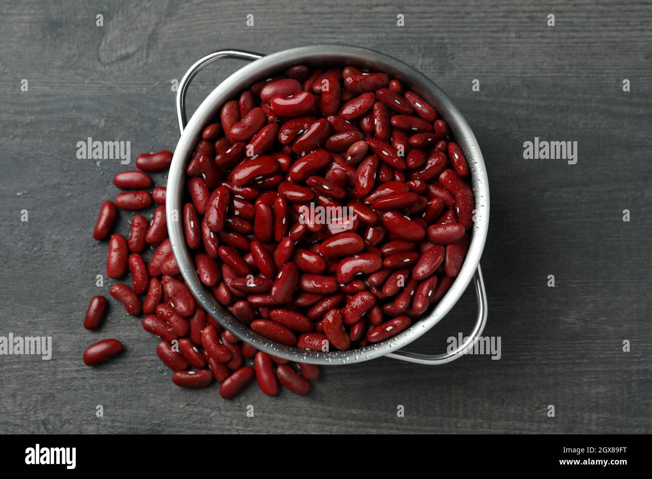 Pot with red beans on gray background Stock Photo - Alamy
