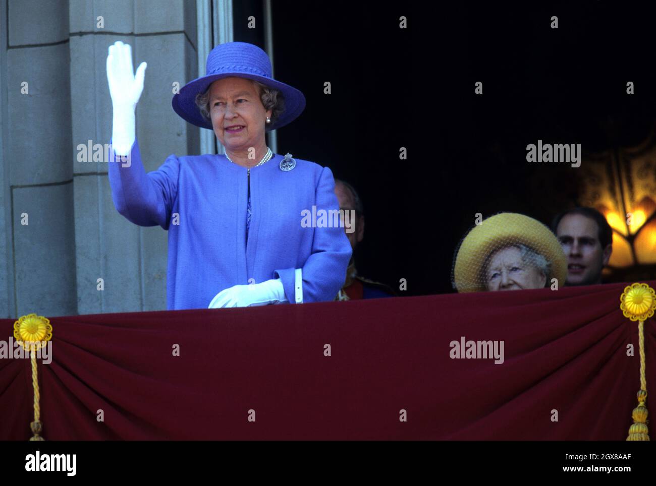 The Queen waves to the crowds on the balcony of Buckingham Palace ...