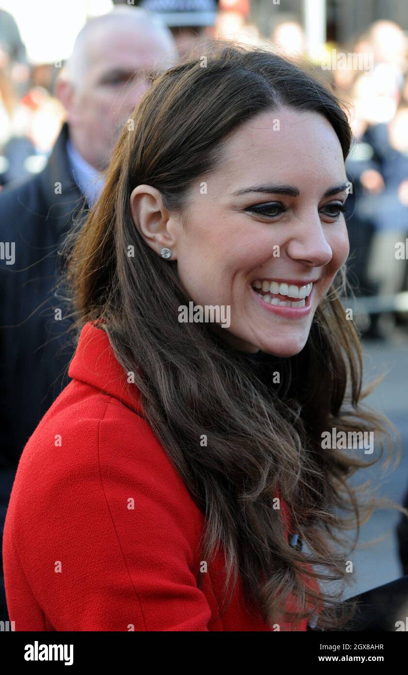 Prince William and Kate Middleton visit St. Andrews University in ...