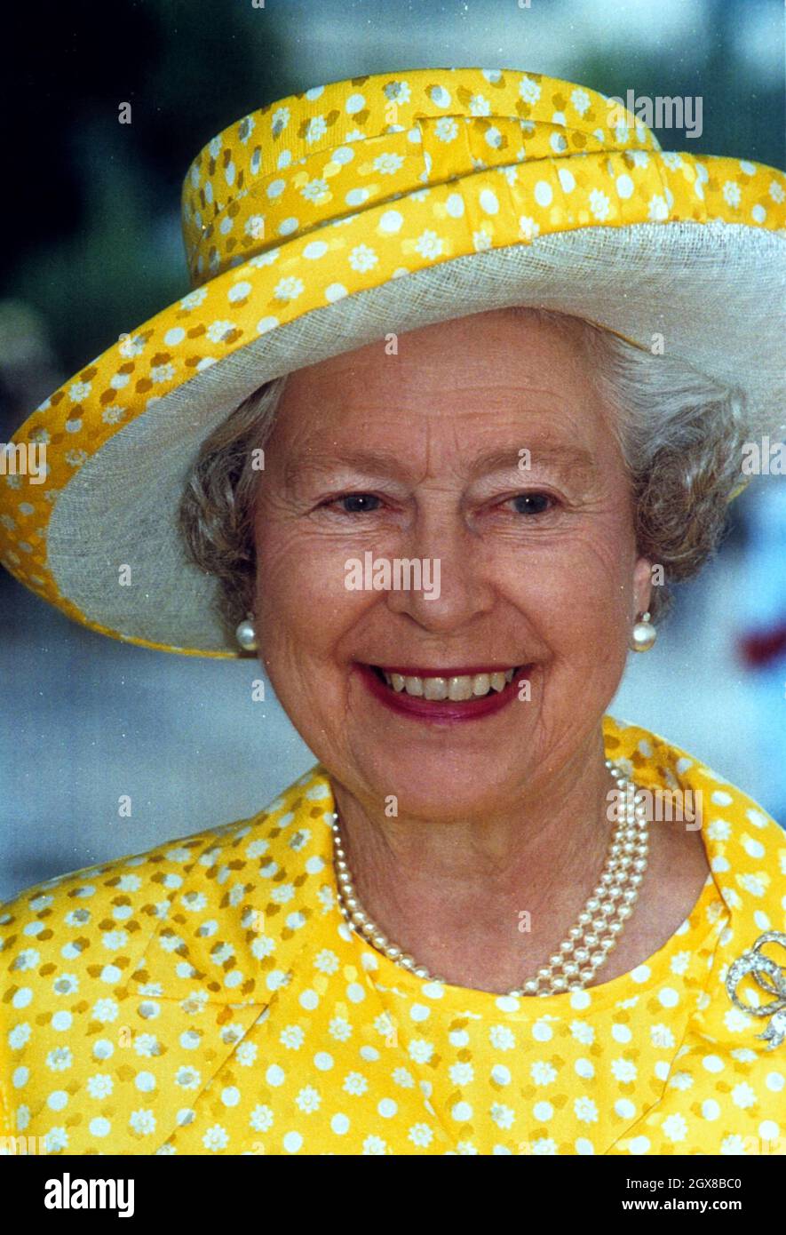 Queen Elizabeth II on her official visit to Pakistan Stock Photo - Alamy