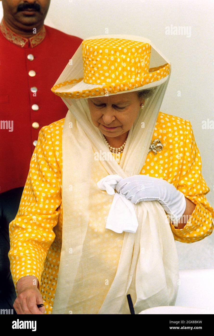 The Queen tours the Shah Faisal Mosque in Islamabad on her official ...