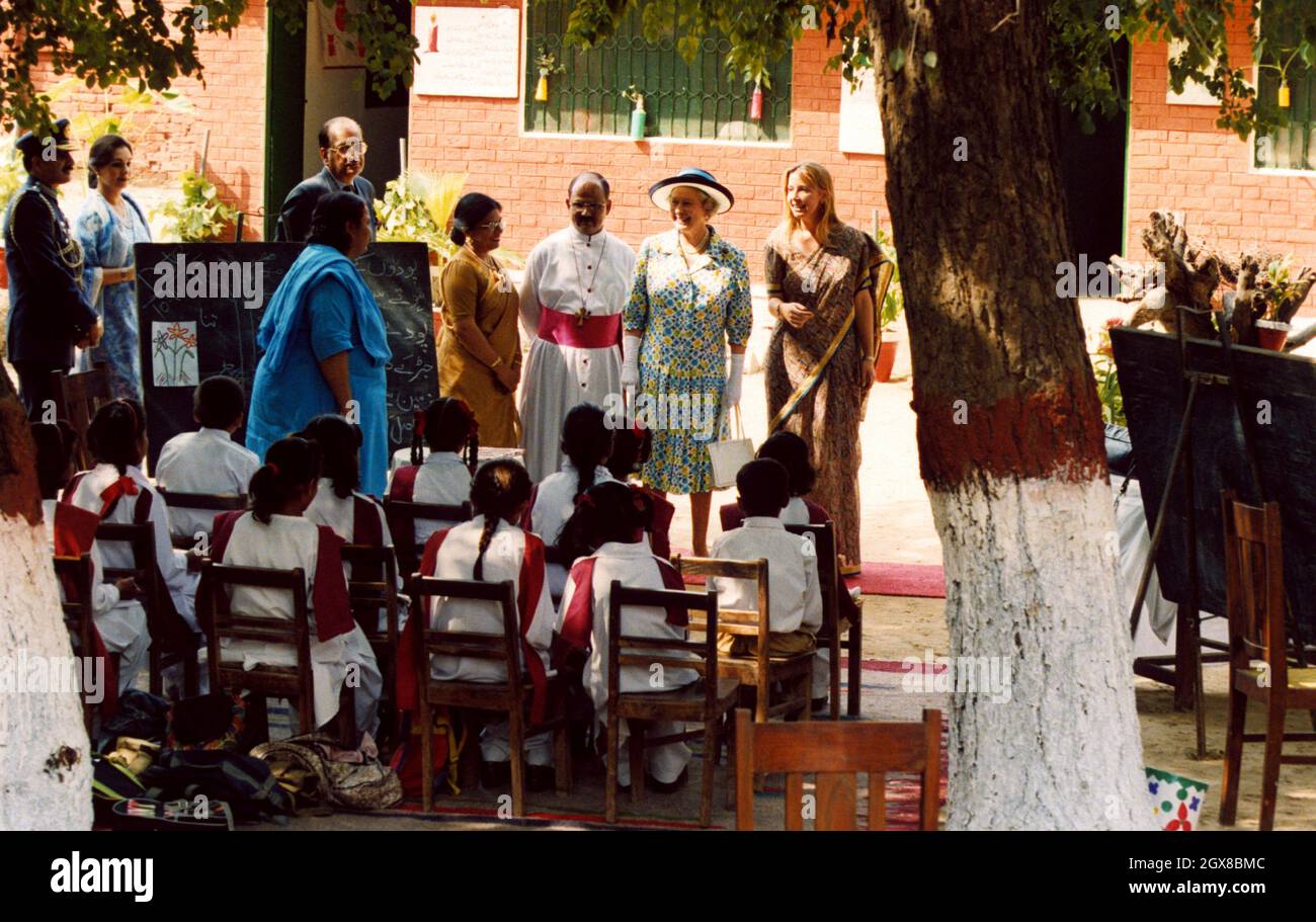 The Queen on her official visit to Pakistan Stock Photo - Alamy