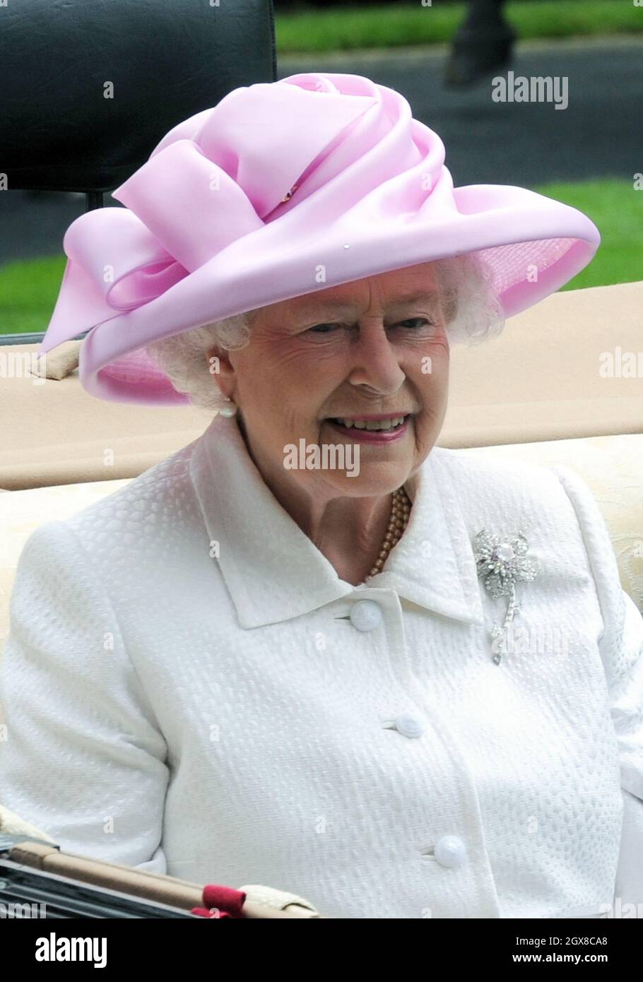 Queen elizabeth hat 2011 hi-res stock photography and images - Alamy