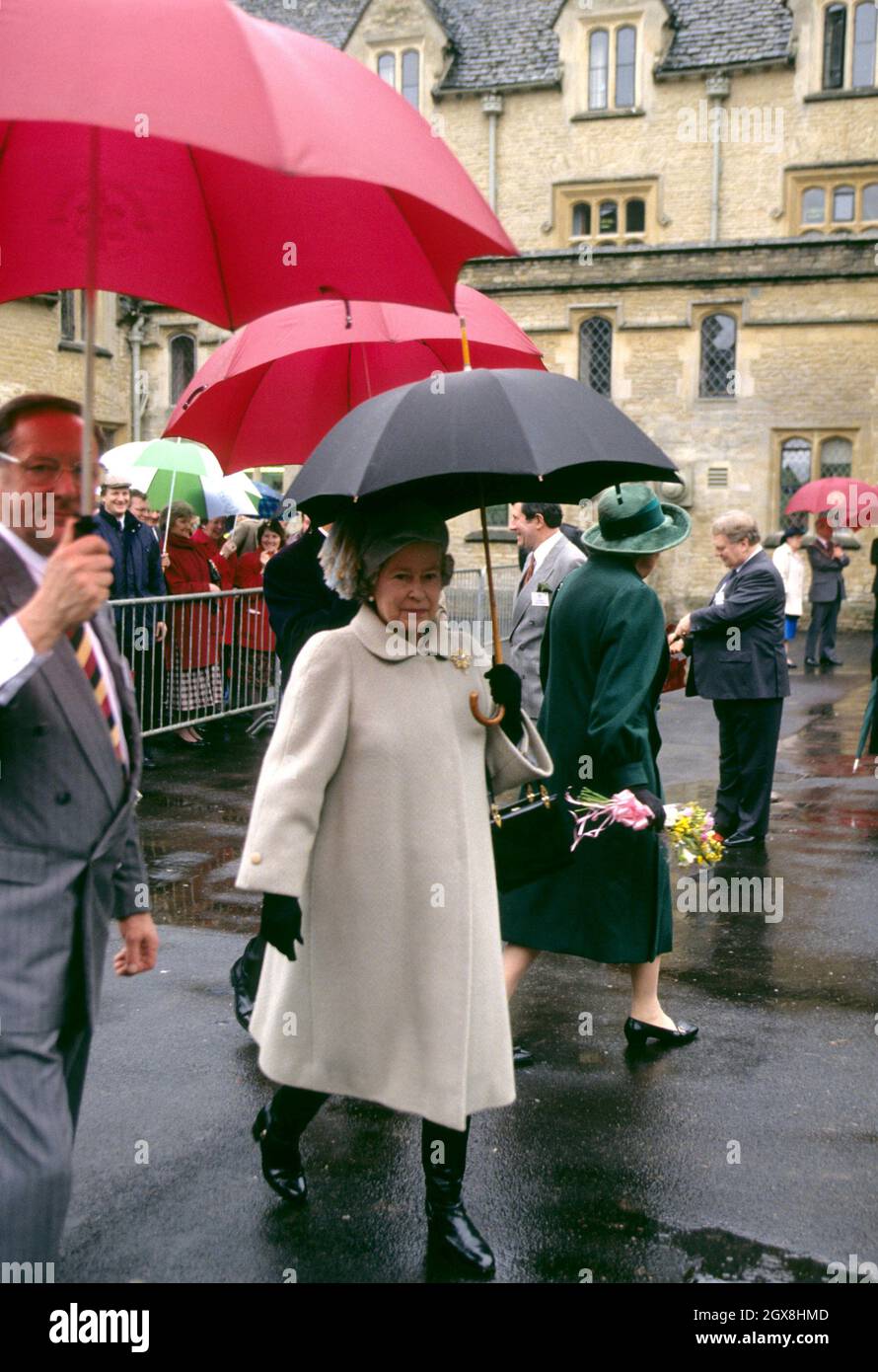 The Queen with a pack of hunting hounds at a wildlife trust in ...