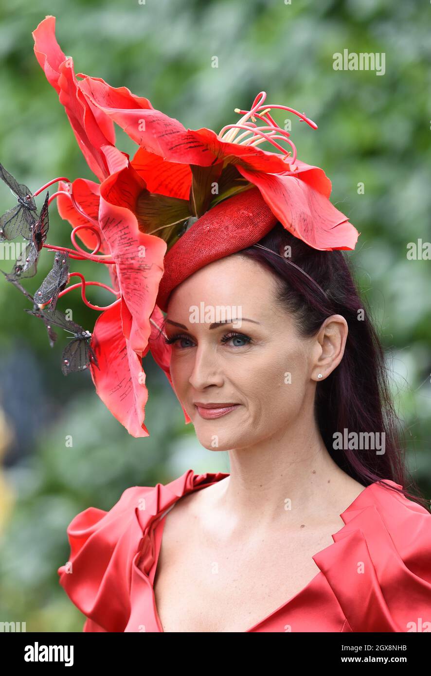 Ladies hat fashions on show at royal ascot hi-res stock photography and ...