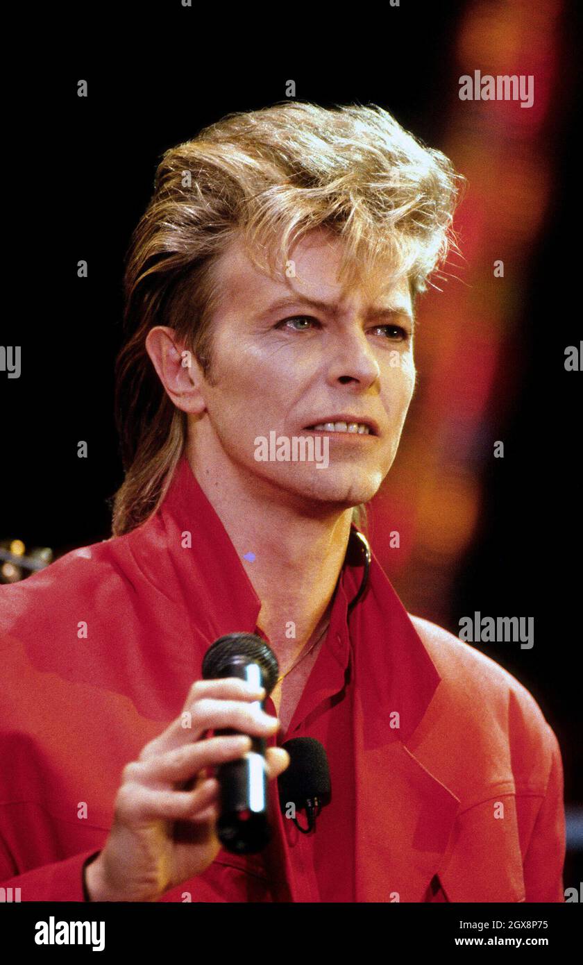 David bowie performing live on hi-res stock photography and images - Alamy
