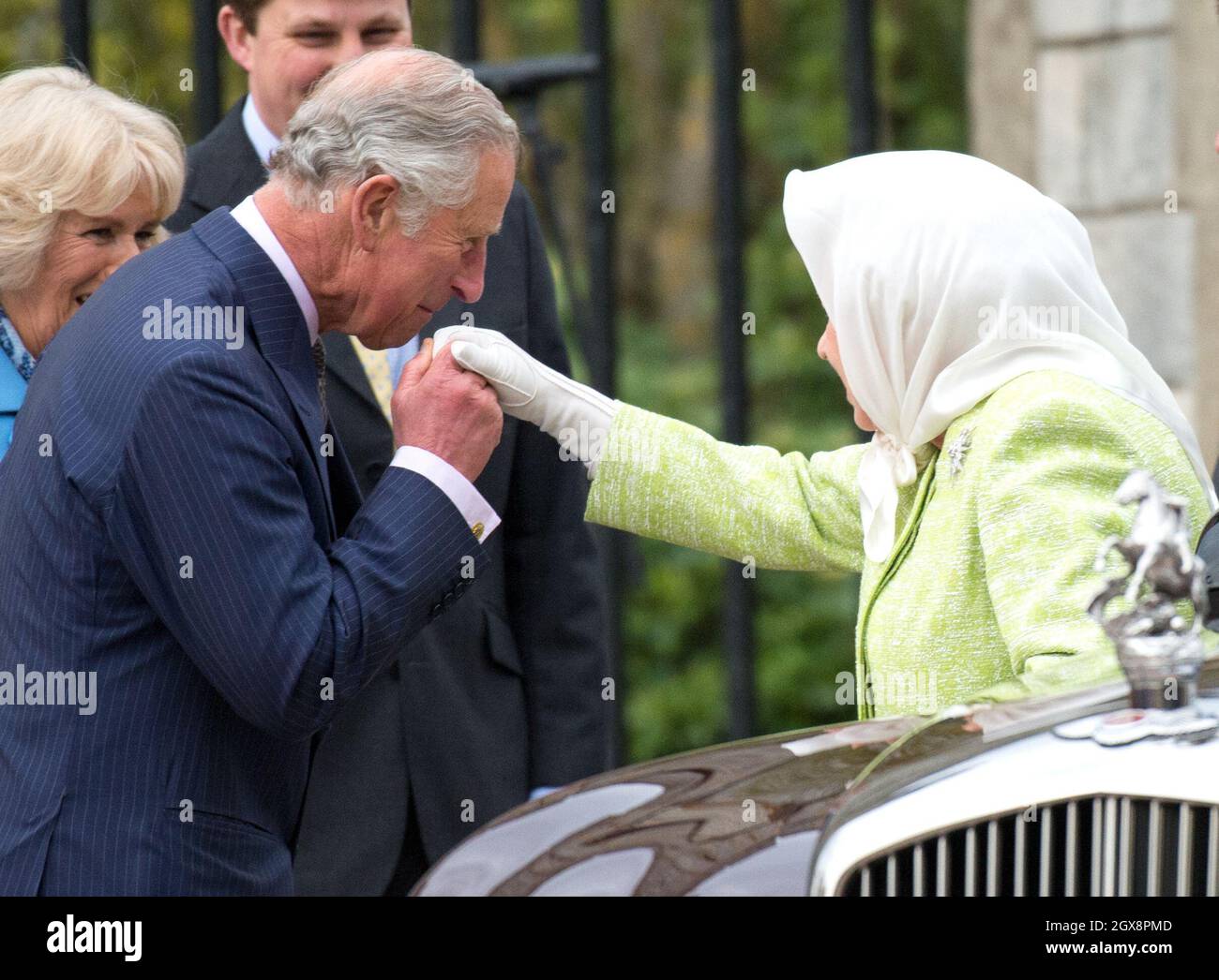 Queen elizabeth hand ll hi-res stock photography and images - Alamy
