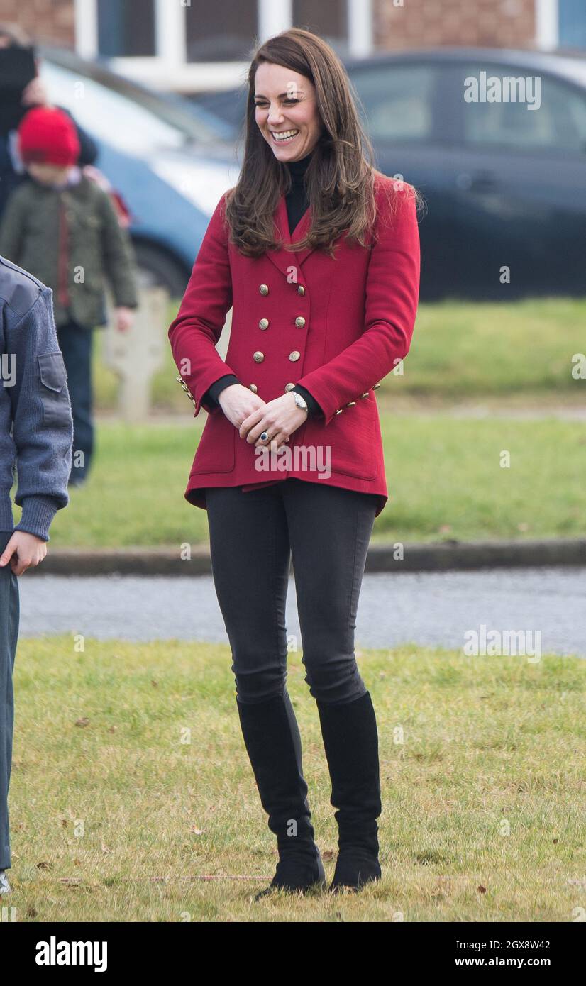 Kate middleton in jeans hi-res stock photography and images - Alamy