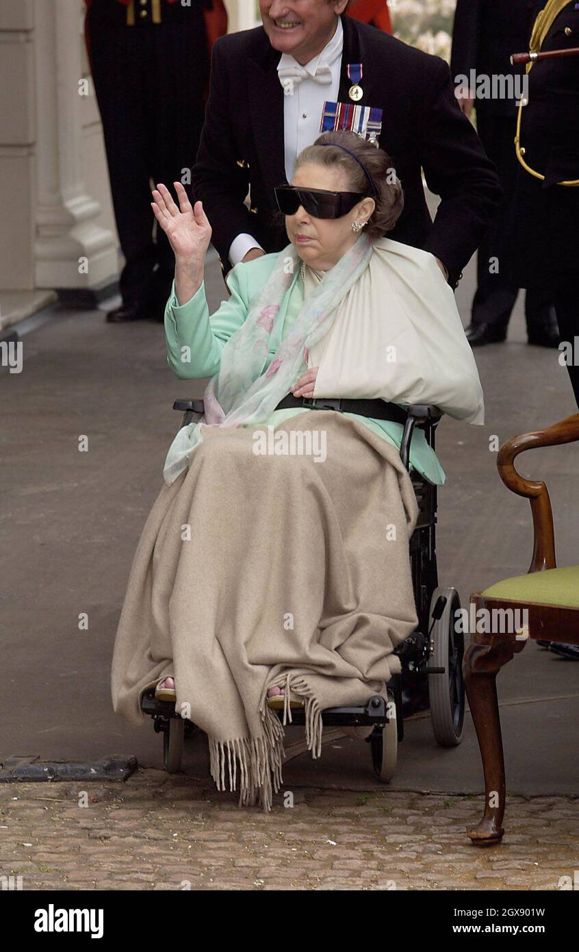 Princess Margaret outside Clarence House on Queen Mother's 101 Birthday ...