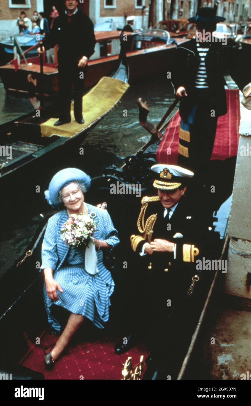 H.R.H The Queen Mother on a Gondalia in Venice Stock Photo - Alamy