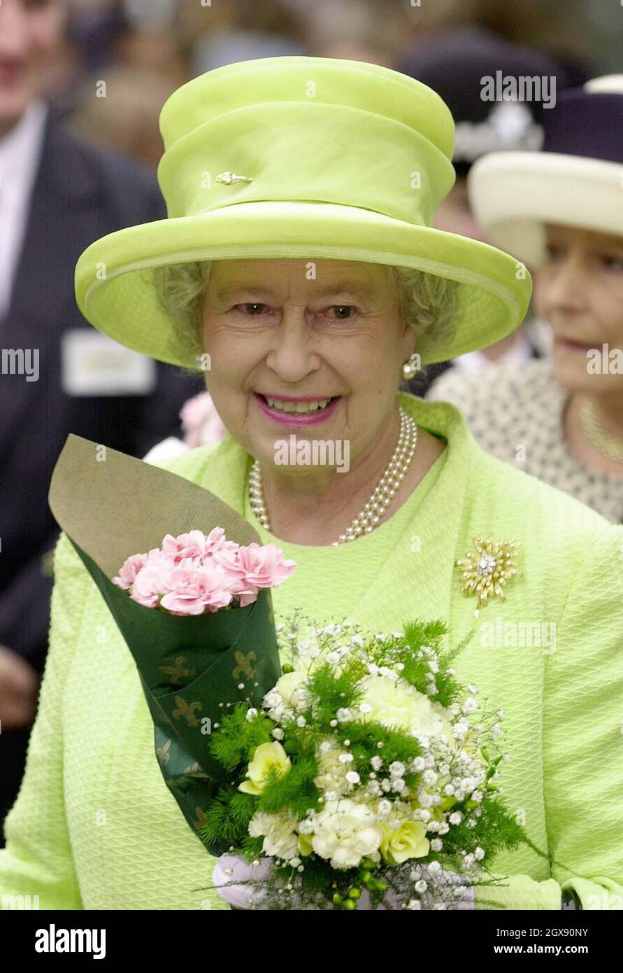 Walk with britains queen elizabeth ii hi-res stock photography and ...