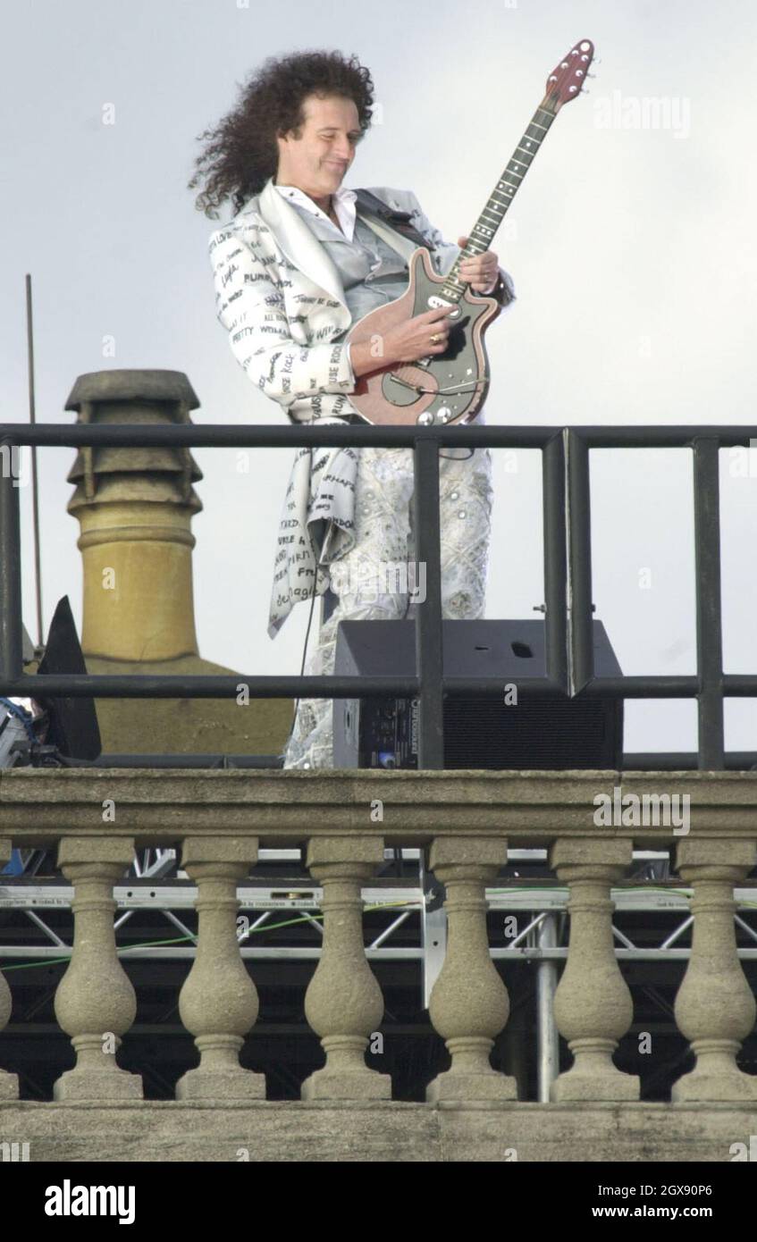Brian may buckingham palace 2002 hi-res stock photography and images ...