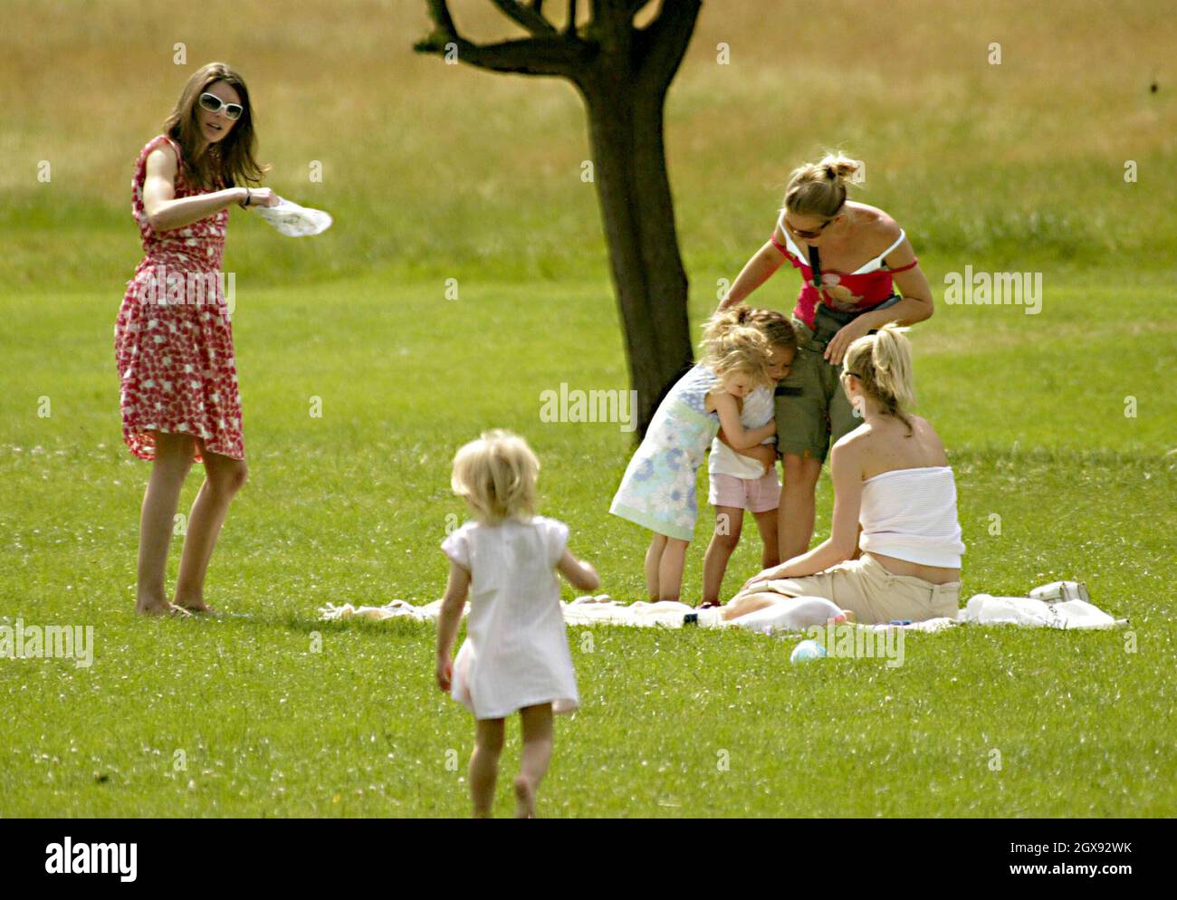 Jools Oliver pictured relaxing on Primrose Hill with friends and her ...