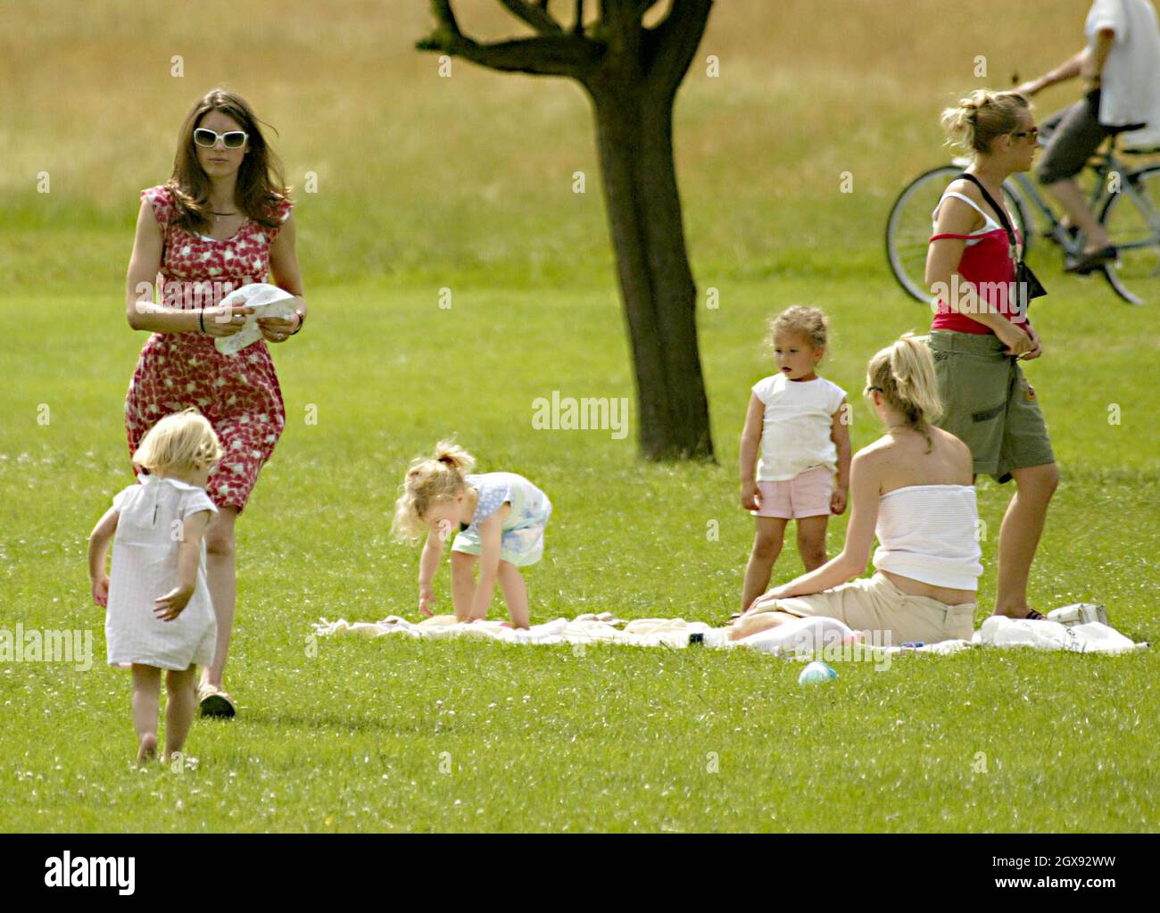 Jools Oliver pictured relaxing on Primrose Hill with friends and her ...