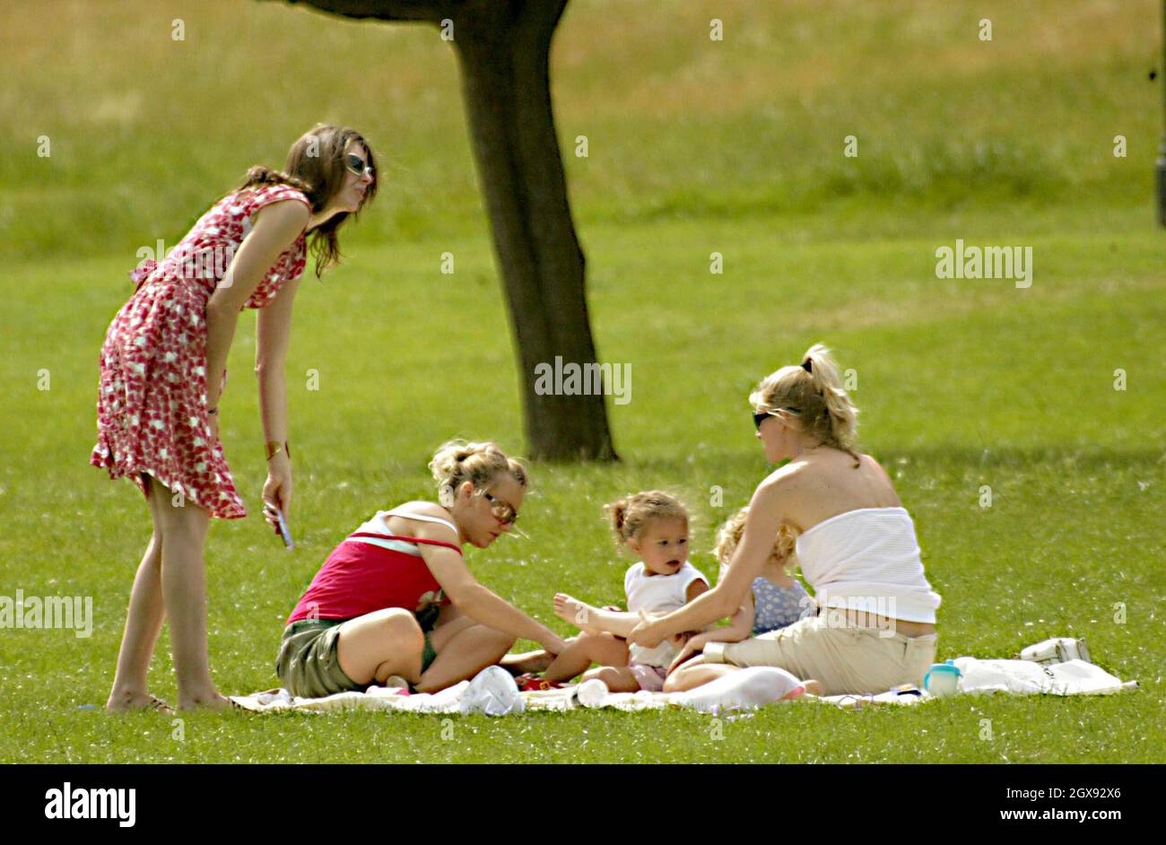 Jools Oliver pictured relaxing on Primrose Hill with friends and her ...