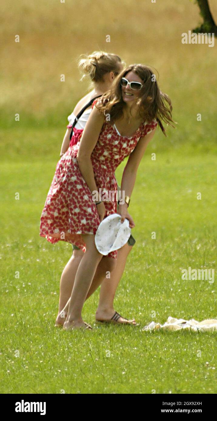 Jools Oliver pictured relaxing on Primrose Hill with friends and her ...