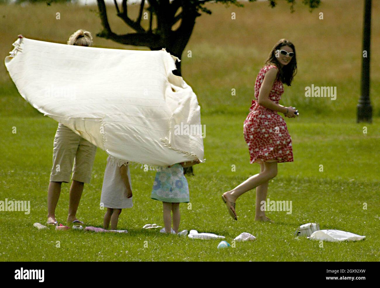 Jools Oliver pictured relaxing on Primrose Hill with friends and her ...