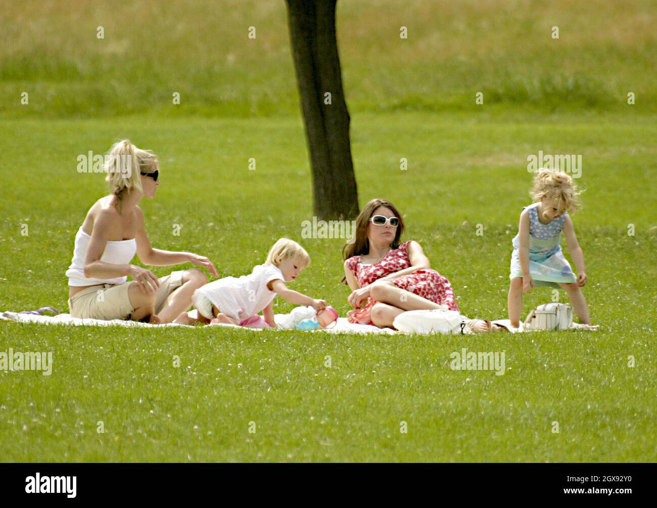 Jools Oliver pictured relaxing on Primrose Hill with friends and her ...