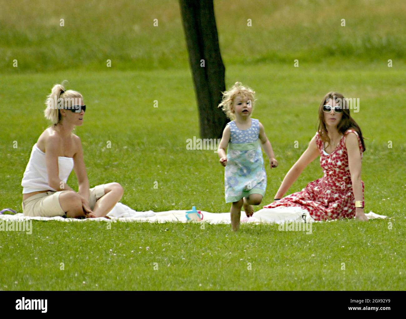 Jools Oliver pictured relaxing on Primrose Hill with friends and her ...