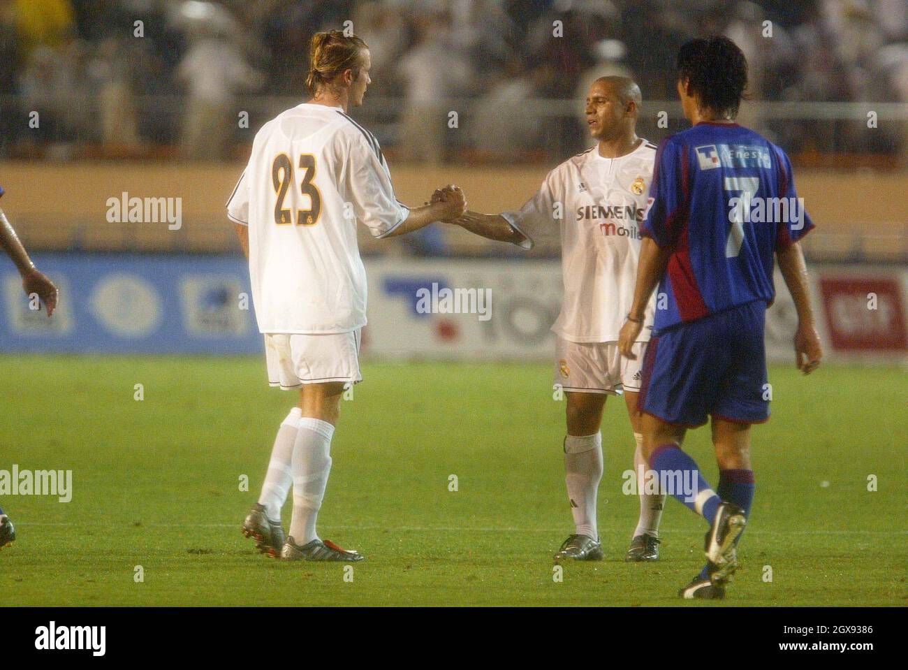 Real Madrid's David Beckham and Roberto Carlos congratulate each other ...