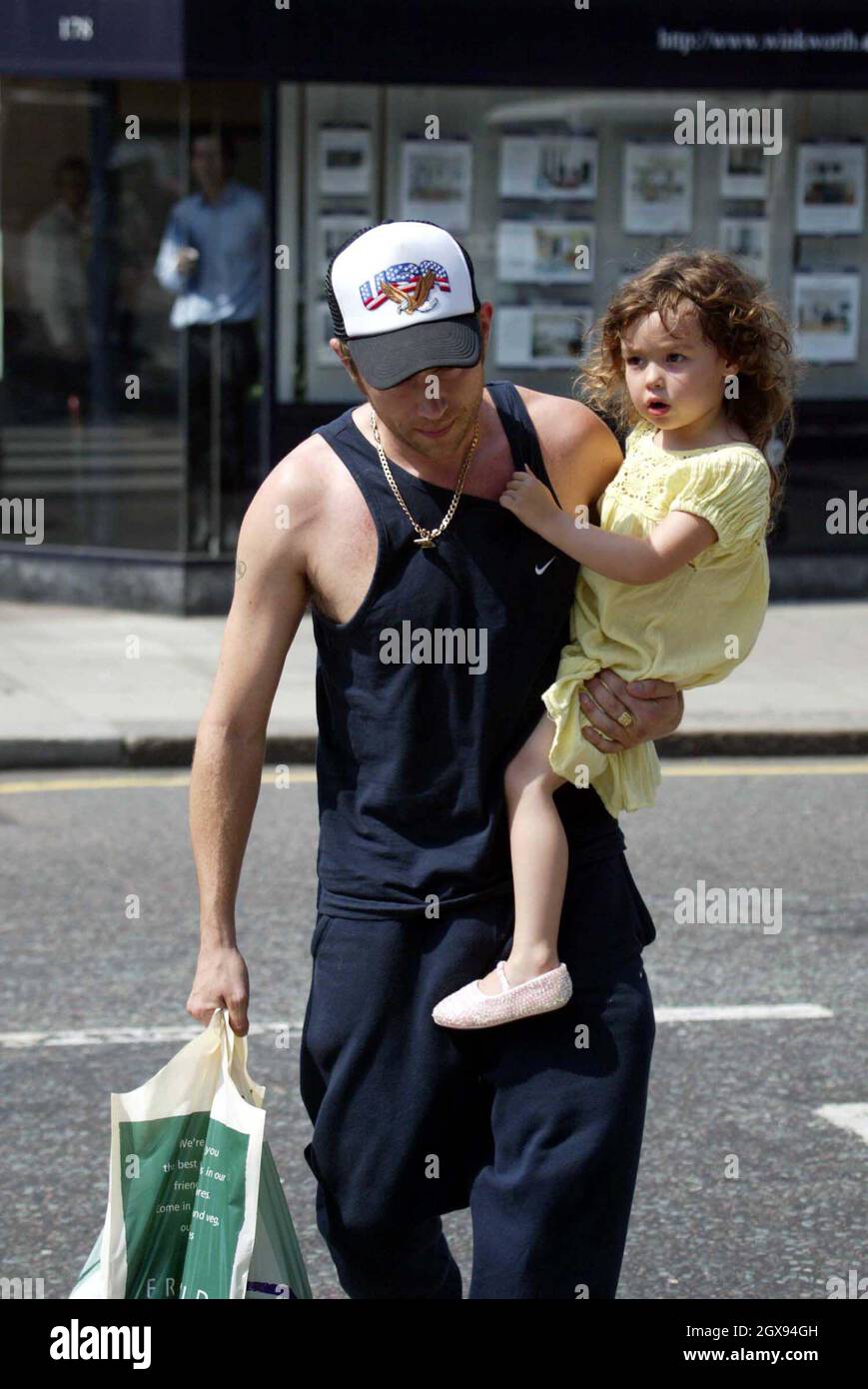 Damon Albarn manages to carry his daughter and shopping through West ...