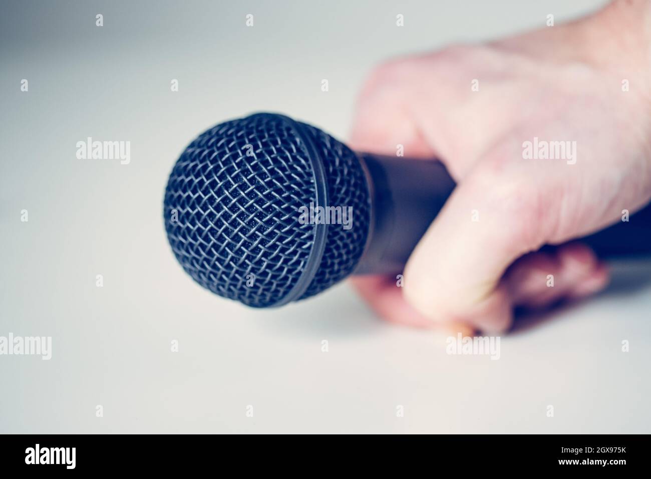 Journalist microphone hi-res stock photography and images - Alamy