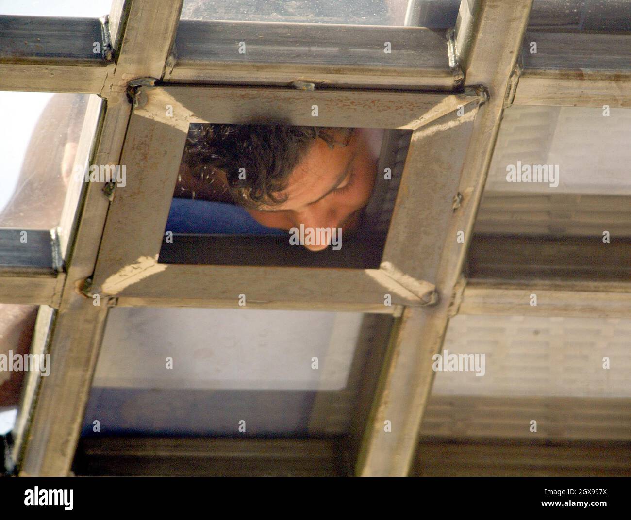 David Blaine continues his stay in a glass box near Tower Bridge in ...