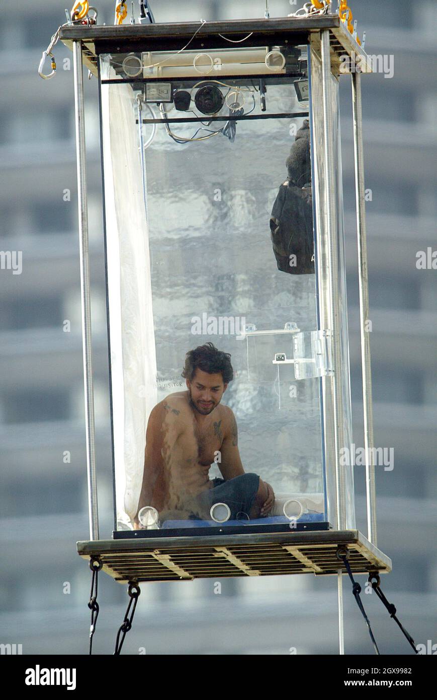 David Blaine continues his stay in a glass box near Tower Bridge in ...