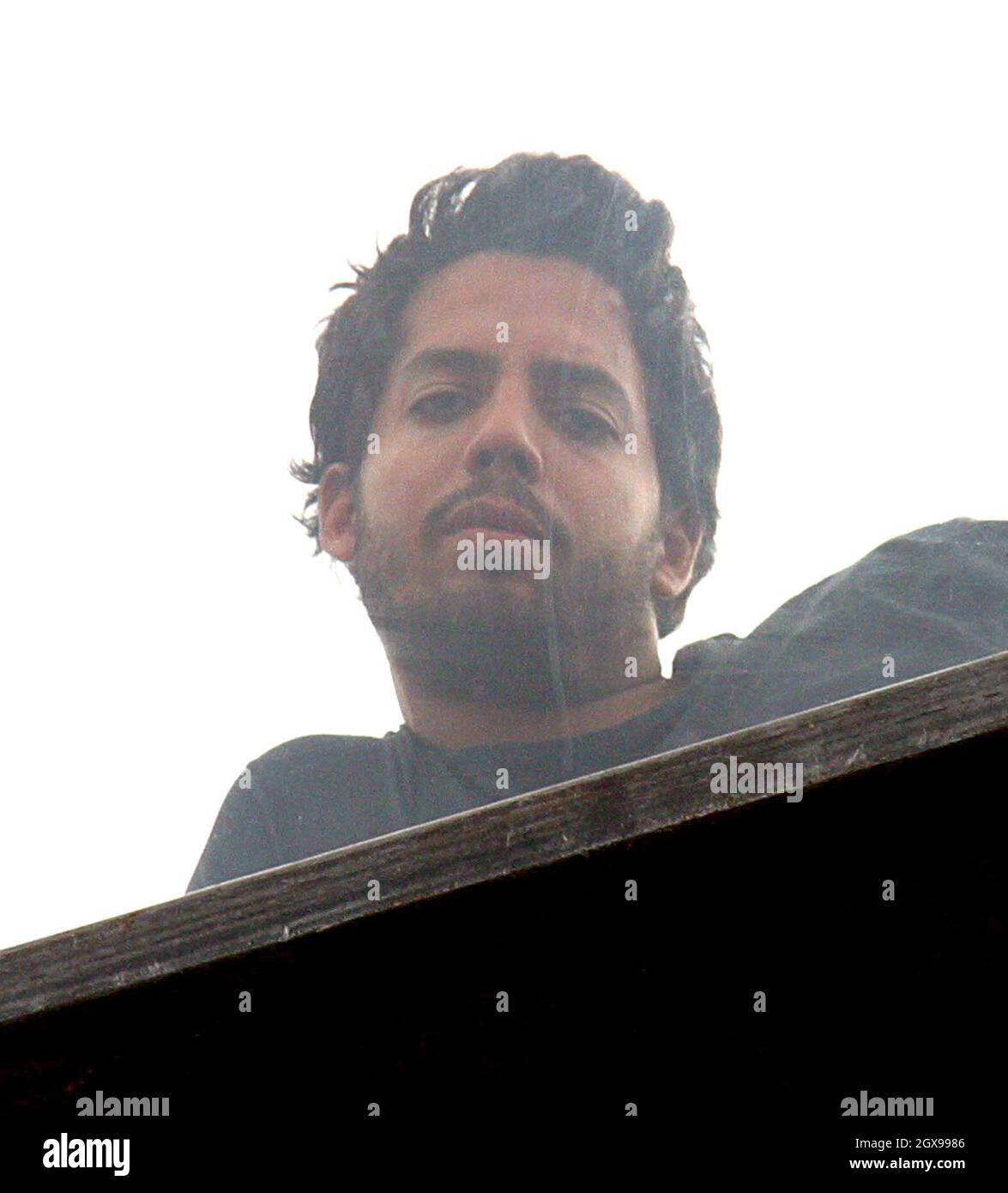 David Blaine continues his stay in a glass box near Tower Bridge in ...